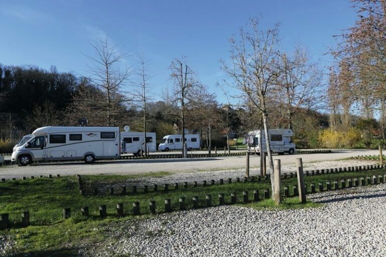 L’aire de Montignac (24) est aussi appréciée des camping-caristes ...